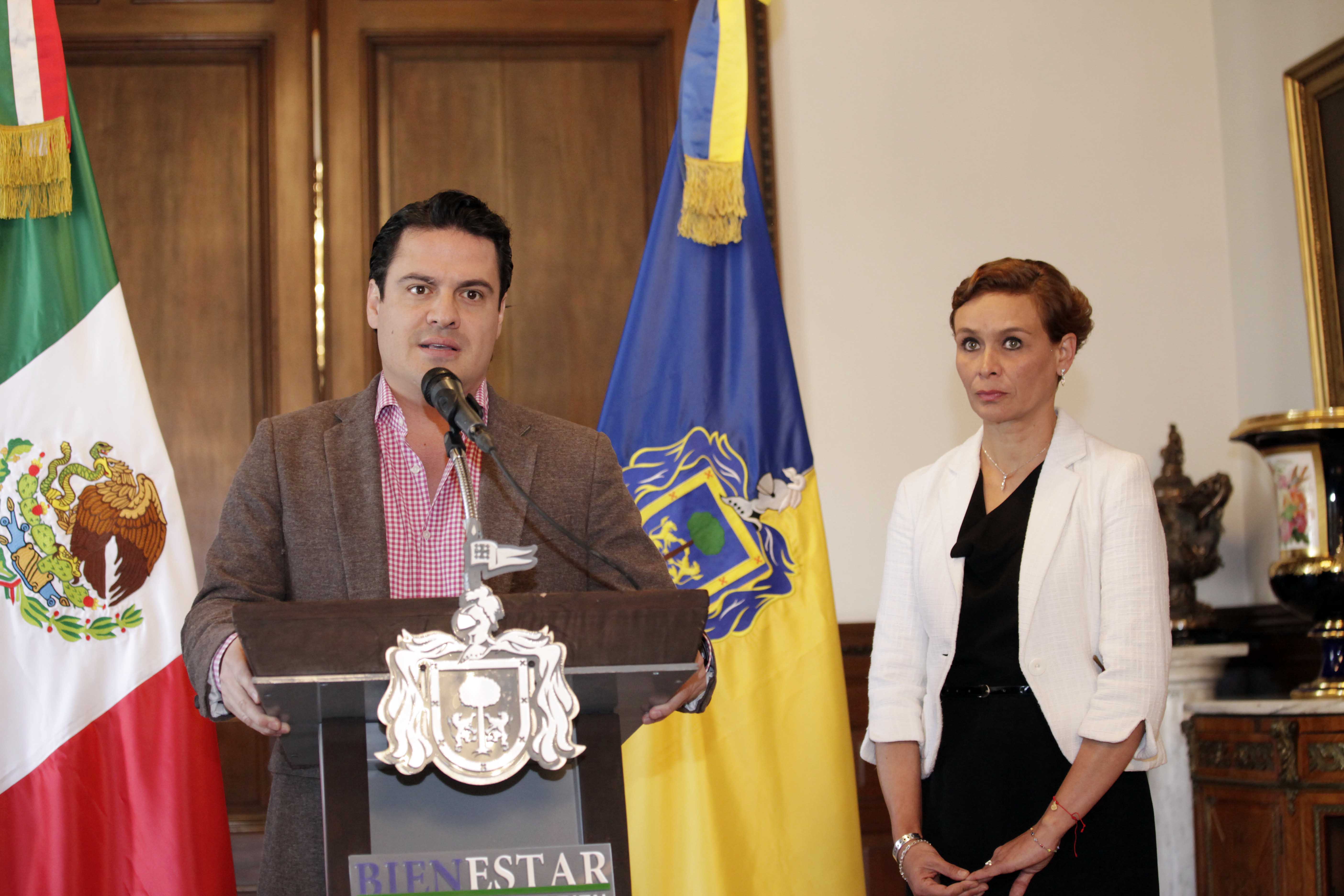 Presenta Gobernador del Estado a Érika Adriana Loyo Beristáin como ...